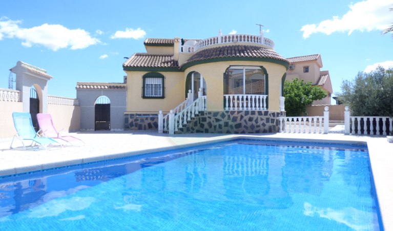 Eine freistehende Villa mit 3 Schlafzimmern und 3 Bädern zum Verkauf in Camposol mit privatem ...